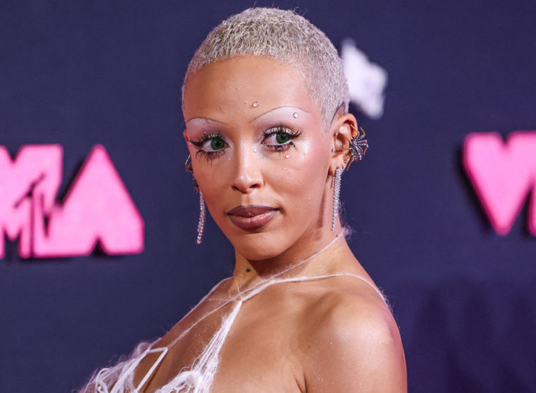 Doja Cat Slammed After Wearing Shirt Featuring Image Of Comedian With ...